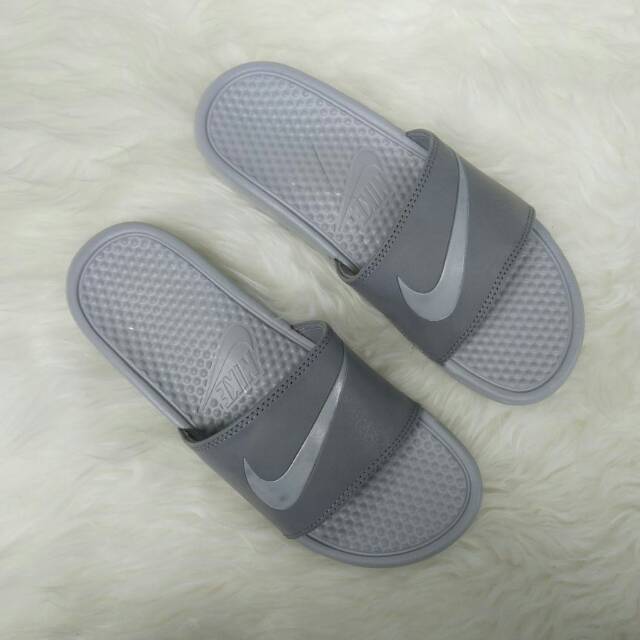 Jual SANDAL NIKE FLIP FLOP BENASSI SWOOSH GREY METALLIC ORIGINAL MADE ...