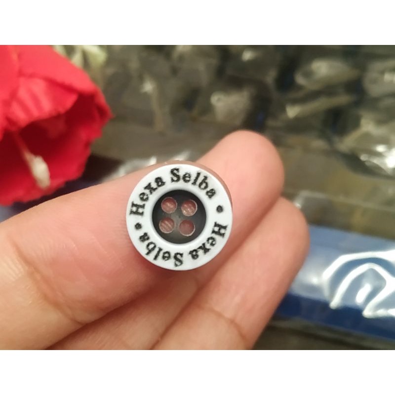 Jual Kancing custom nama merk Gravir / label kancing baju custom nama ...