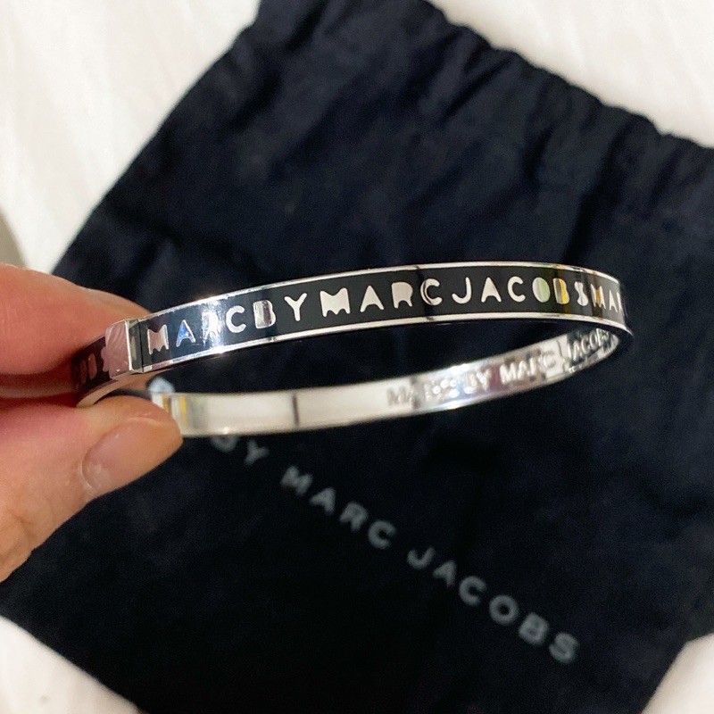 Jual marc by marc jacobs skinny logo bangle (black) | Shopee Indonesia