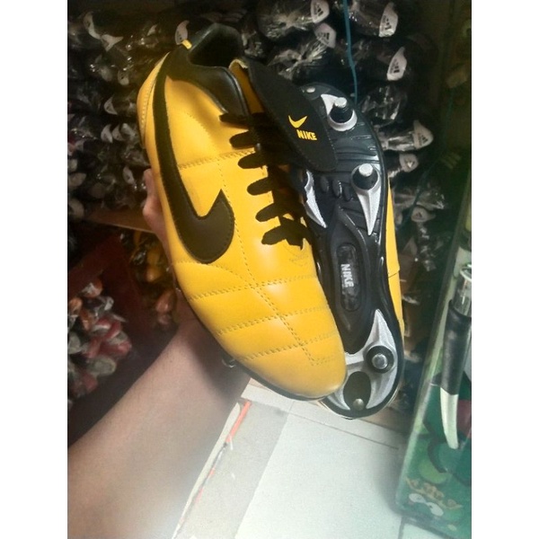 Jual sepatu sepak bola kuning pul 6 baut kulit sapi asli | Shopee Indonesia