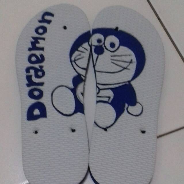 Jual Sandal ukir doraemon tinggal Request nama warna dan ukuran saja ...