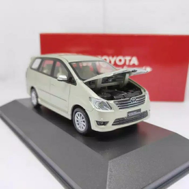 Jual Diecast mobil toyota kijang innova silver original merchandise ...