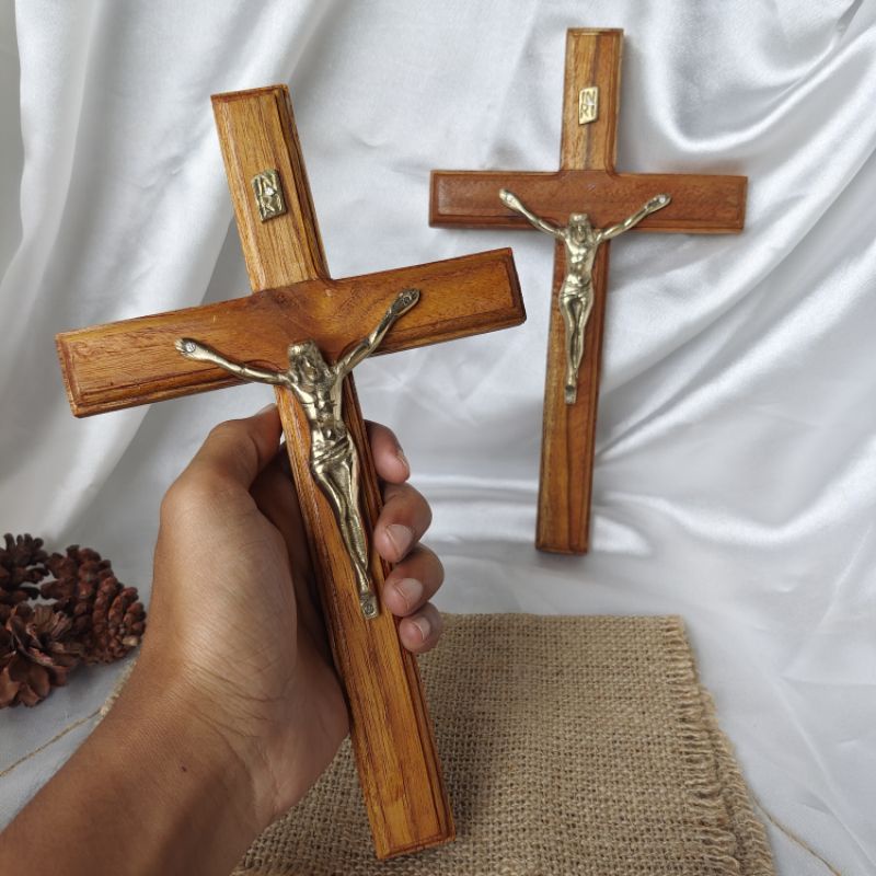 Jual Salib Gantung Kayu Jati dengan Patung Yesus INRI Kuningan Asli ...