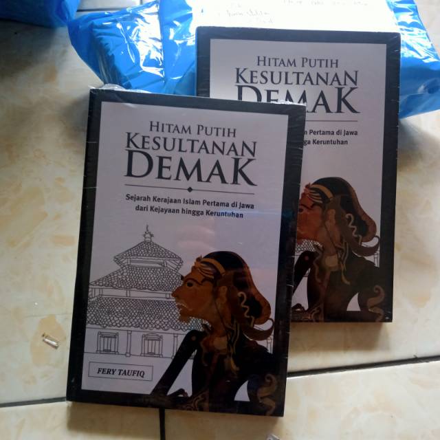 Jual Hitam Putih Kasultanan Demak Sejarah kerajaan islam pertama di Jawa dari Kejayaan hingga ...