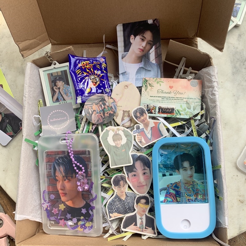 Jual [LANGSUNG KIRIM] HAMPERS GIFT BOX HAND SANITIZER PHOTOCARD HOLDER ...