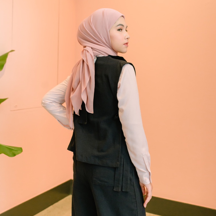 Jual Lozy Hijab - Kumi Set (One Set Linen Vest Rompi Cewe) | Shopee Indonesia