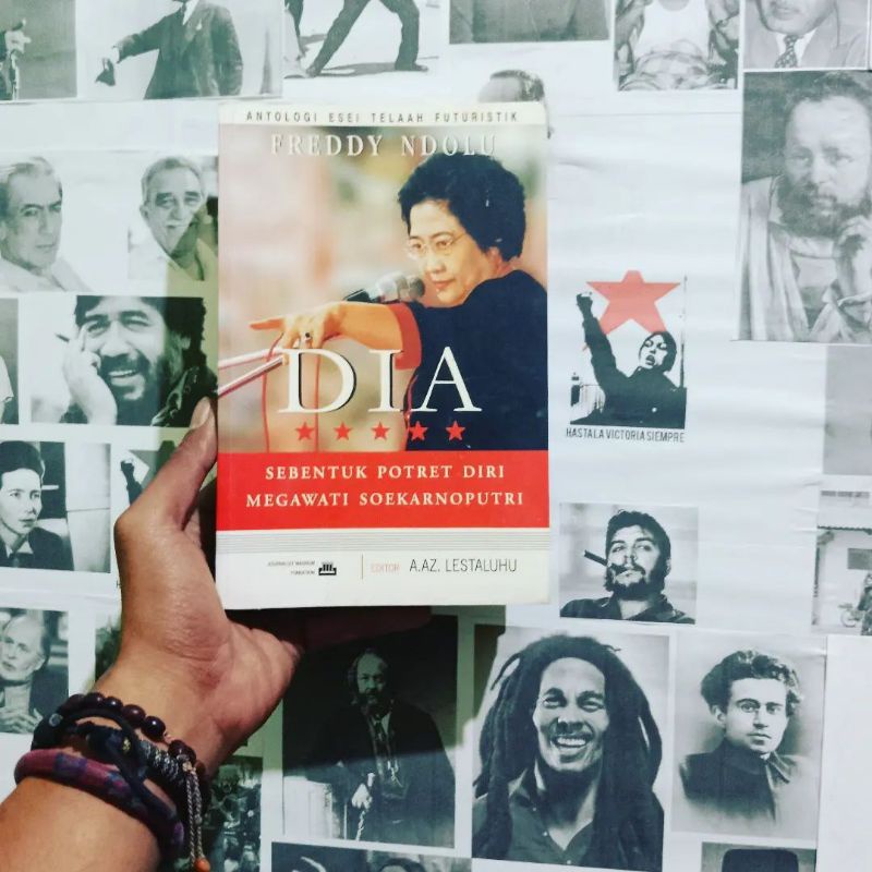 Jual Dia: Sebentuk Potret Diri Megawati Soekarno Putri by Freddy Ndolu ...