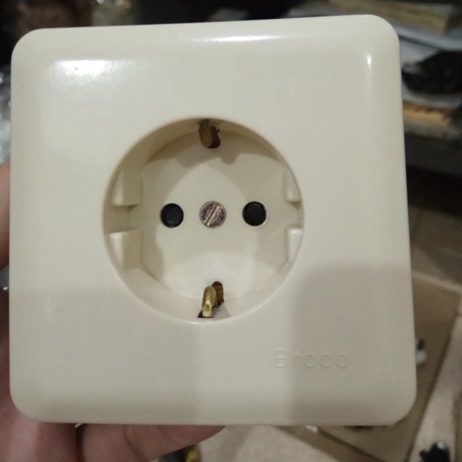 Jual STOP KONTAK BROCO TANAM TEMBOK DENGAN PENGAMAN WARNA CREAM - ALAT ...