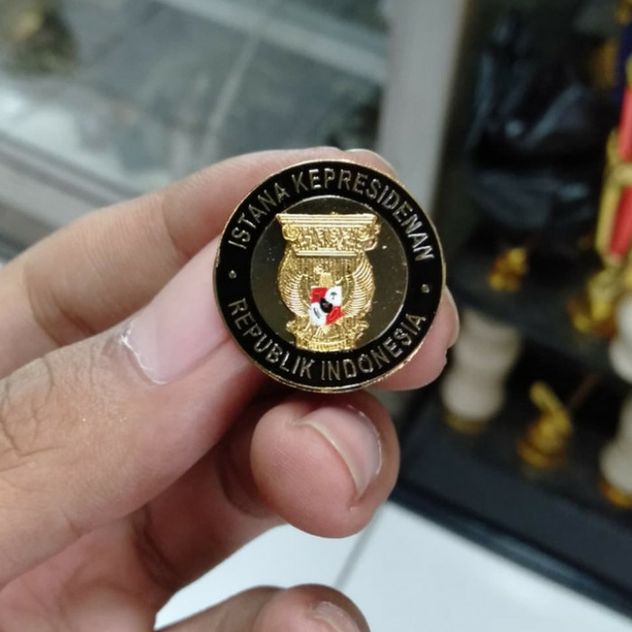 Jual Pin kerah istana bulat (hitam) | Shopee Indonesia