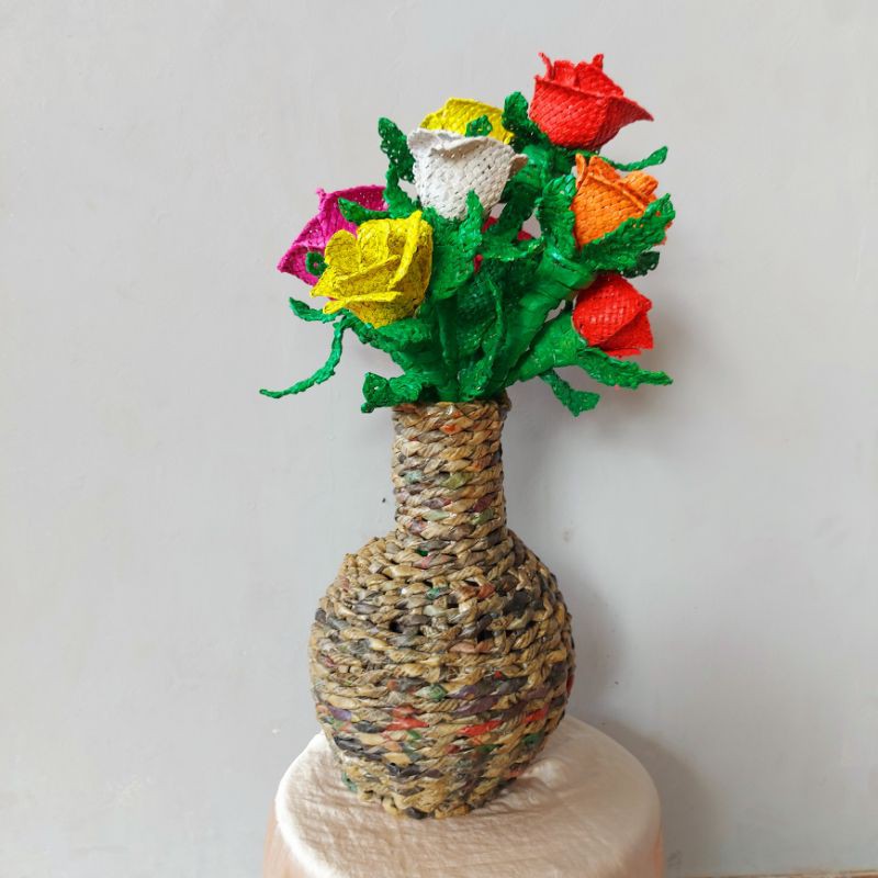 Jual Handicraft - Bunga Mawar Anyaman Kertas/VAse Kendi Anyaman Kertas ...