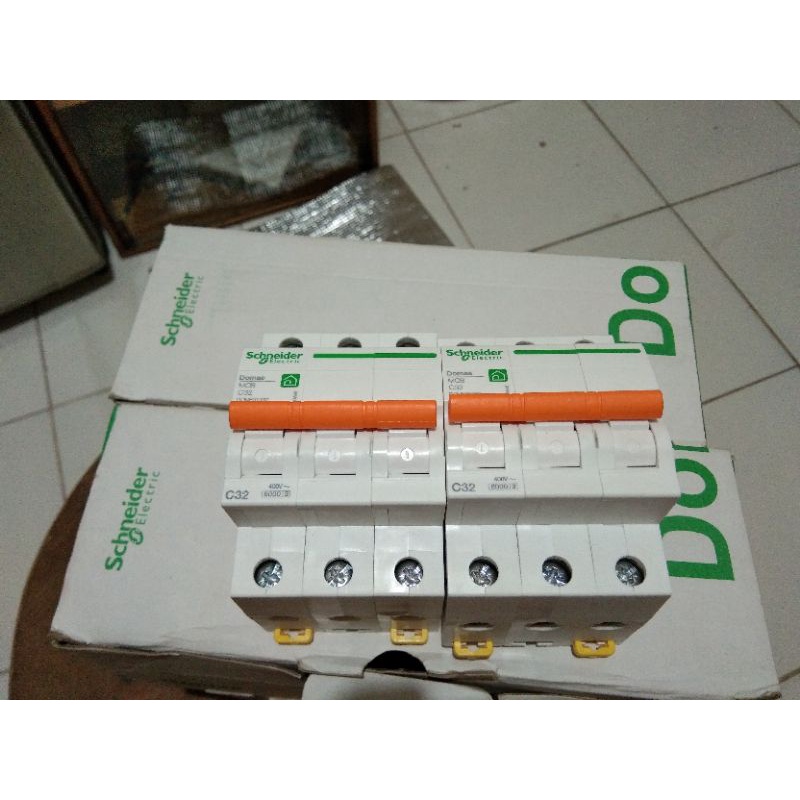 Jual MCB DOMAE 3 phase 50 ampere Schneider | Shopee Indonesia