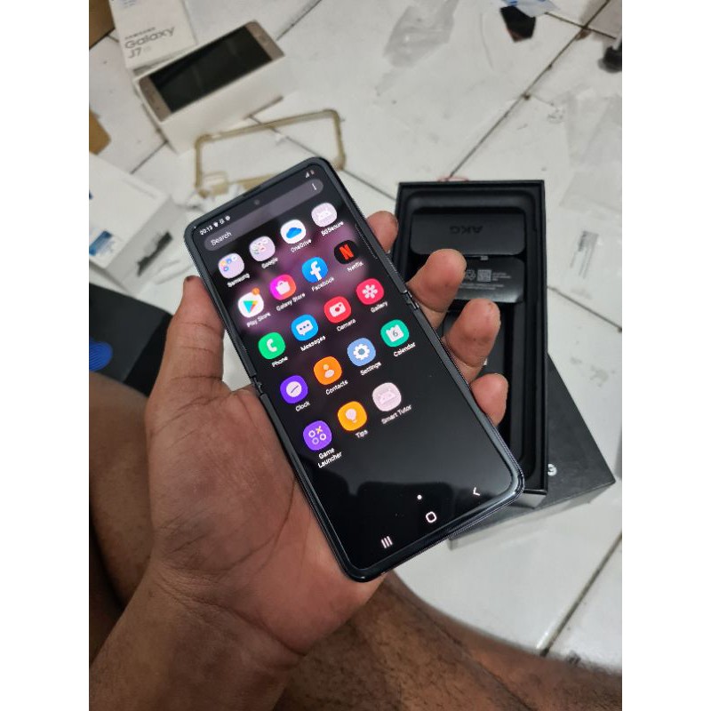 Jual Samsung Galaxy Z Flip 8/256 ( Minus Tompel ) | Shopee Indonesia