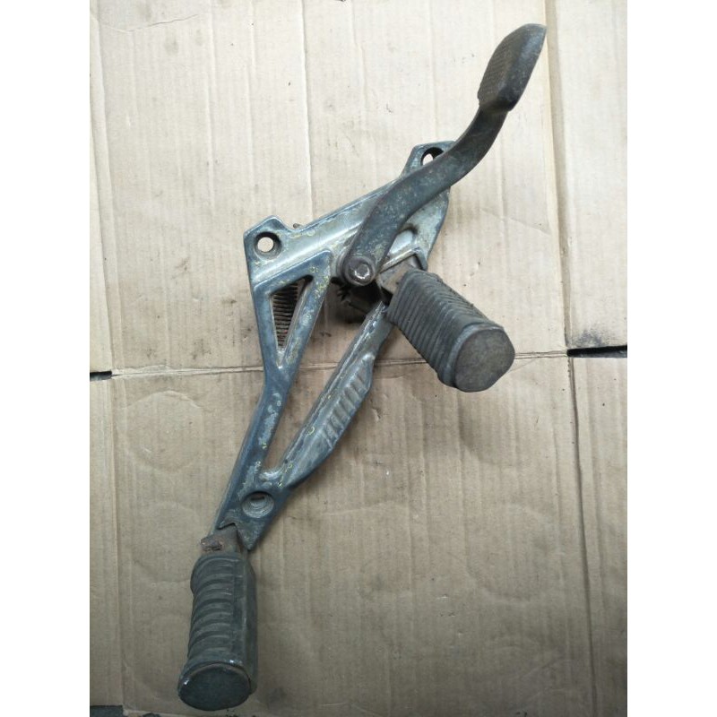 Jual Foot Step Bracket Kanan Depan Belakang Yamaha RXZ RZR Original ...