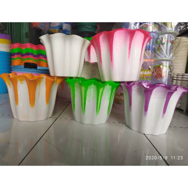 Jual POT BUNGA PLASTIK CANTIK MOTIF Cantik ukuran besar dan tanggung ...
