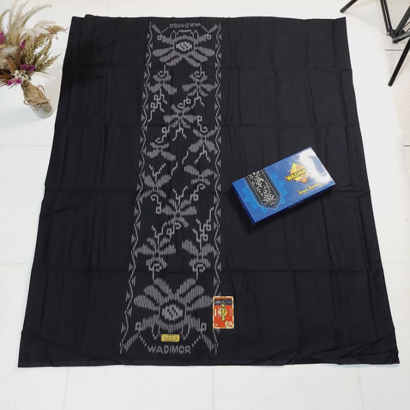 Jual sarung wadimor hitam polos kembang tumpal | Shopee Indonesia