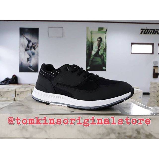 Jual Sepatu Wanita Tomkins Venice Black White - Sepatu Olahraga ...