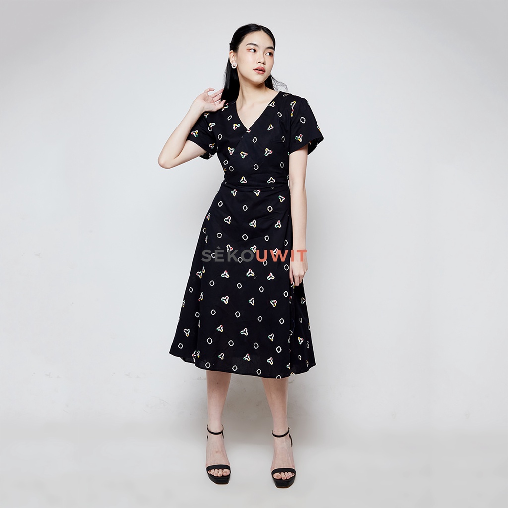Jual Fressia Jumputan Midi Wrap Dress / Dress Batik Midi Hitam Sekouwit ...