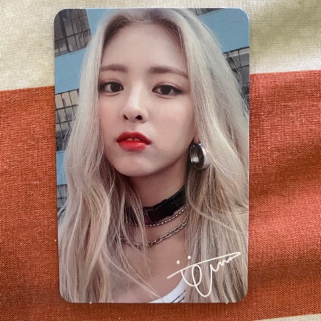 Jual Itzy official photocard yuna | Shopee Indonesia