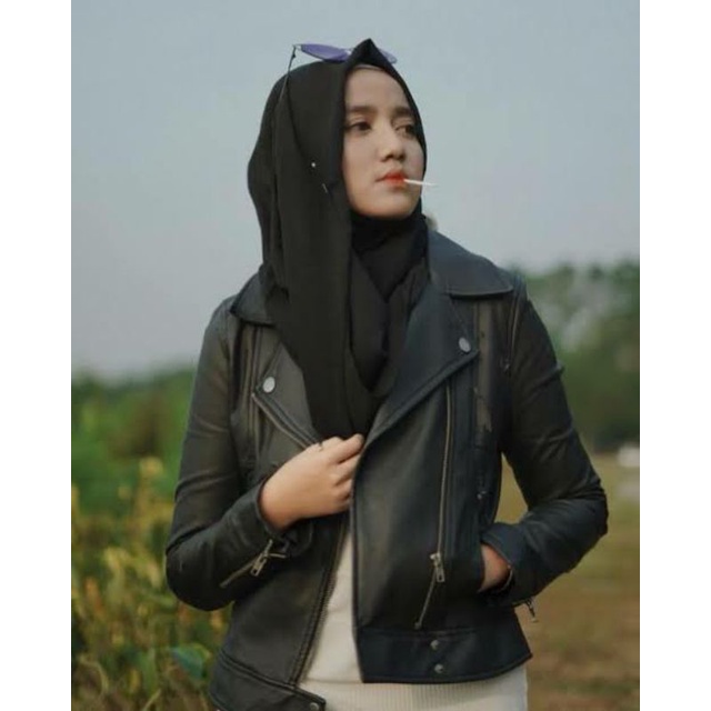 Jual Jaket kulit Wanita OOTD outfit Hijab Jilbab Wirda Mansur | Shopee ...