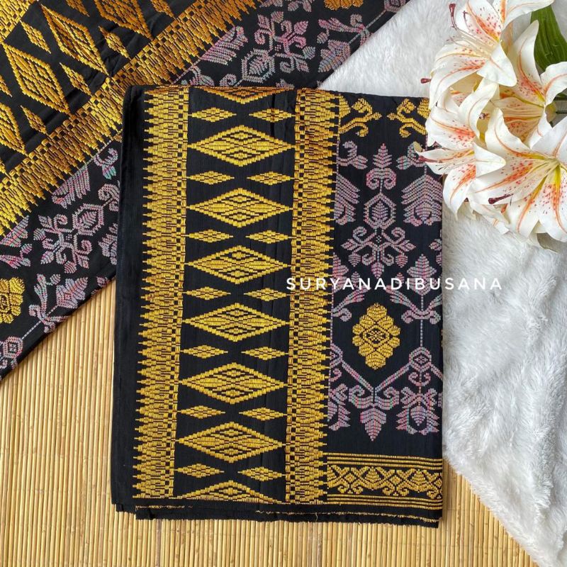 Jual Songket Bali Asli Couple Benang Mas | Songket Tenun Klungkung | Kain Bali Asli | Shopee ...