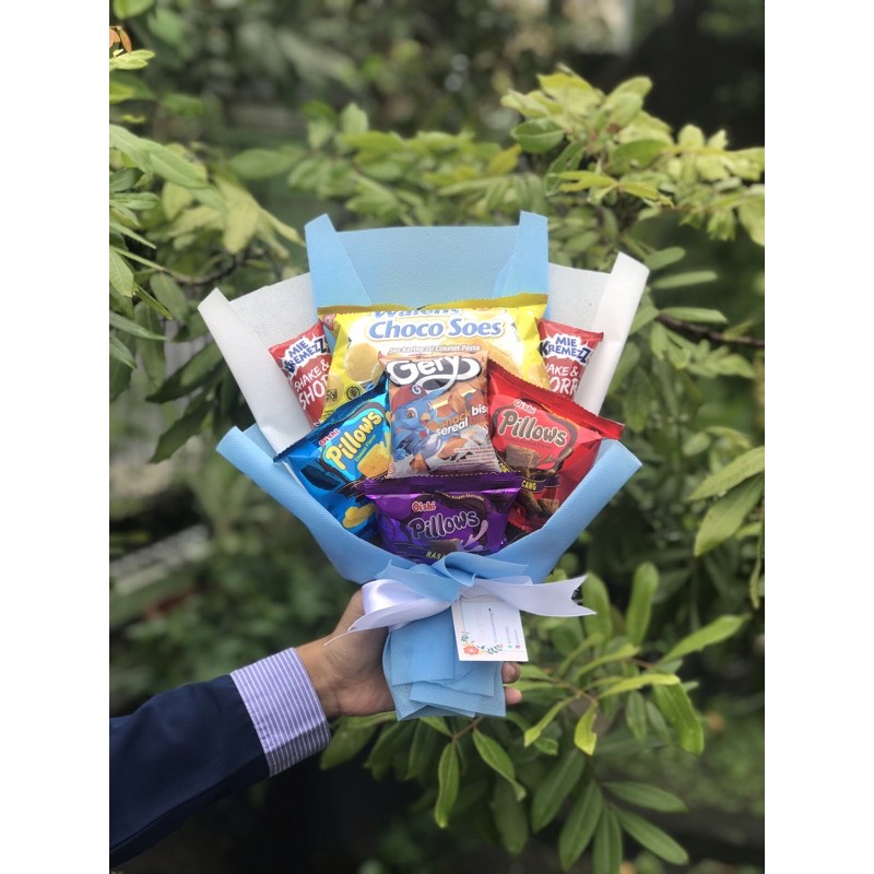 Jual Buket snack biru (WAJIB TAMBAHKAN KARDUS) / buket wisuda / buket ...