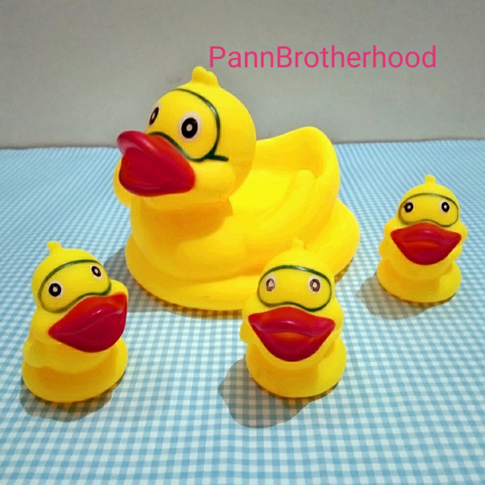 Jual Mainan Air Bebek Floating Duck berbunyi dan mengambang | Shopee ...