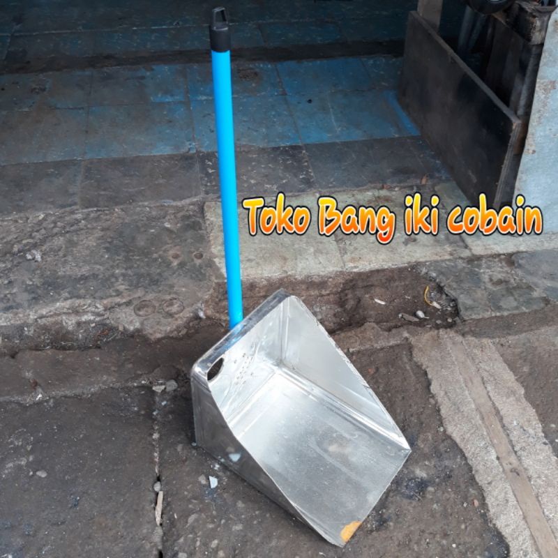 Jual Pengki Tempat Sampah Bahan Kaleng Seng gagang kayu | Shopee Indonesia