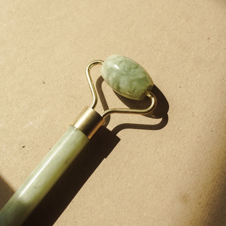 Jual For Skin's Sake FSS Jade Roller Alat Kecantikan Wajah Membantu Penyerapan Skincare | Shopee ...