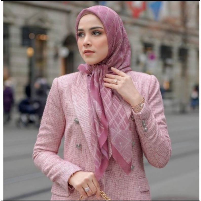 Jual Buttonscarves Louvre Series - Dusty Rose | Shopee Indonesia