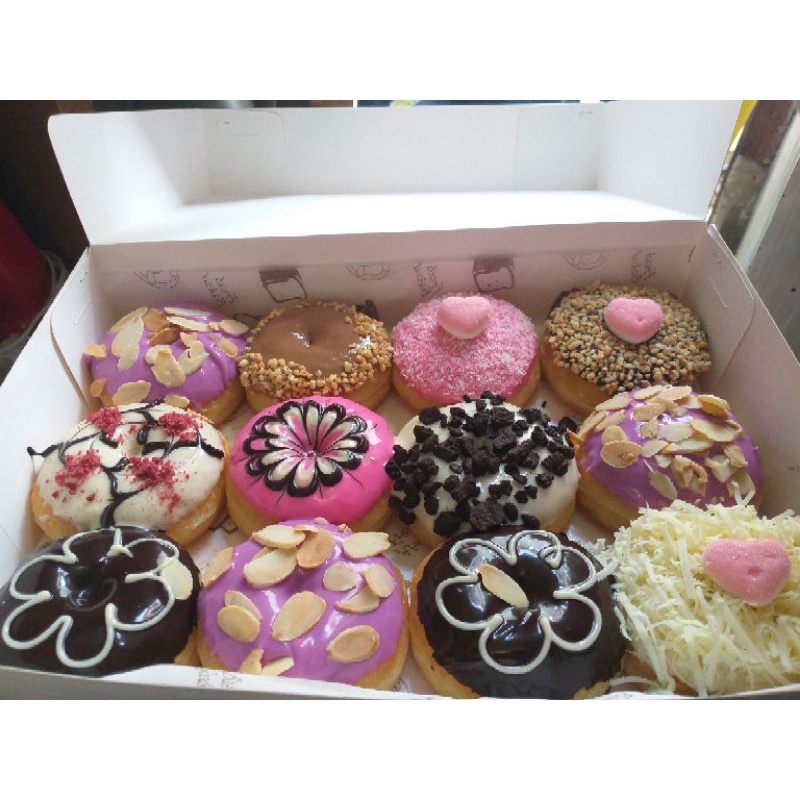 Jual Donat isi 12pc topping mix. (bisa reques) | Shopee Indonesia
