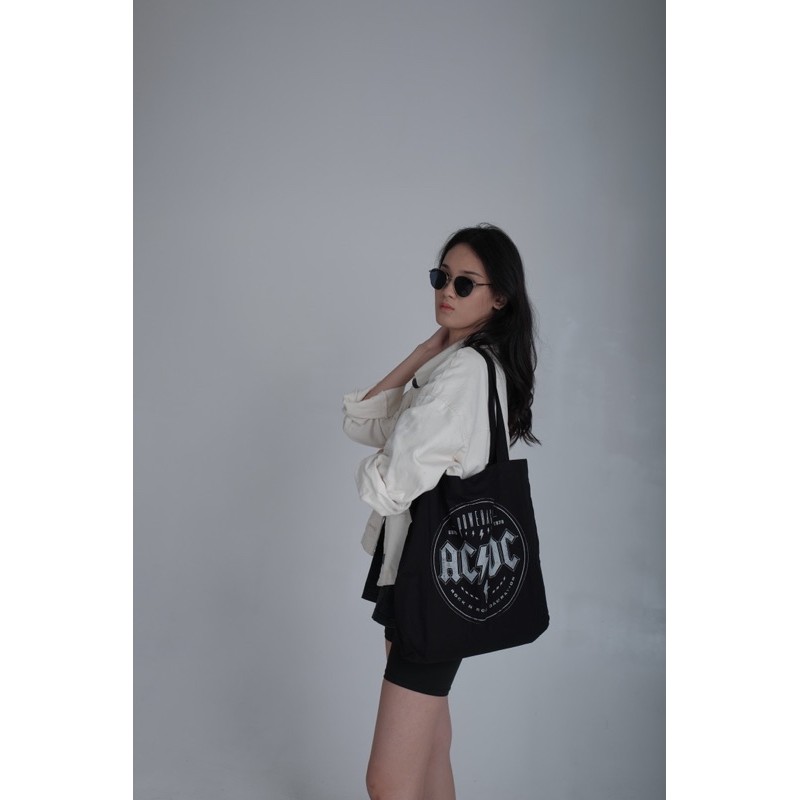 Jual AC/DC POWERAGE TOTEBAG (short strap) | Shopee Indonesia