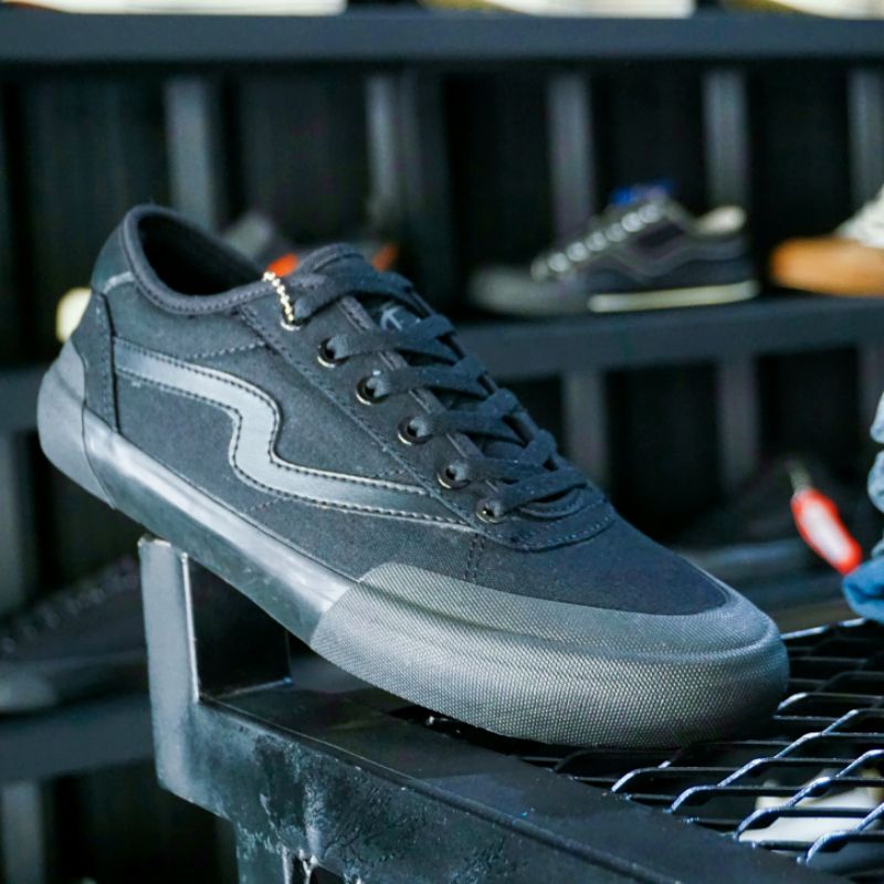 Jual SEPATU PATROBAS | PATROBAS SHOES NEW IVAN LOW ALL BLACK ORIGINAL ...