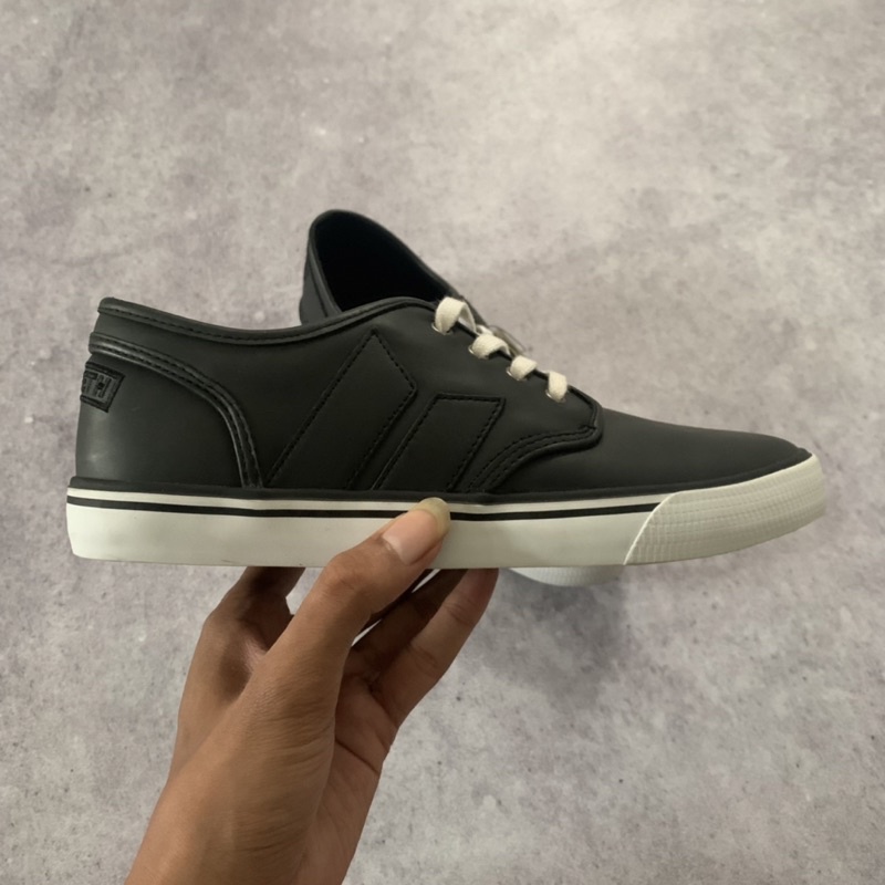 Jual MACBETH LANGLEY BLACK/WHITE LEATHER | Shopee Indonesia