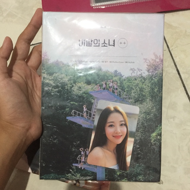 Jual loona ++ regular b with yves photocard | Shopee Indonesia