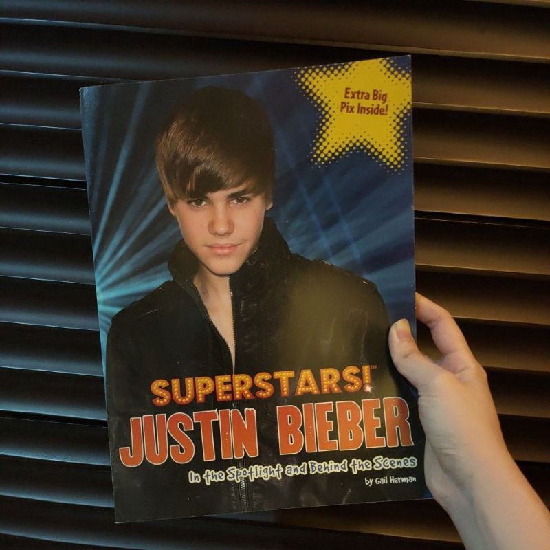 Jual Buku SUPERSTARS JUSTIN BIEBER IN THE SPOTLIGHT AND BEHIND THE SCENES | Shopee Indonesia