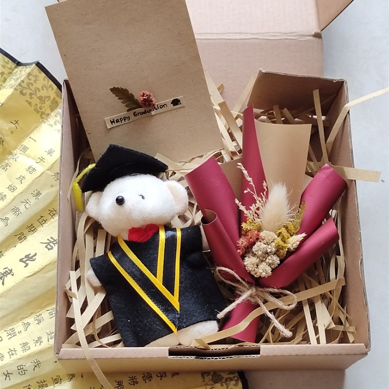 Jual Kado wisuda/ hampers wisuda / kado boneka wisuda/ bunga wisuda ...