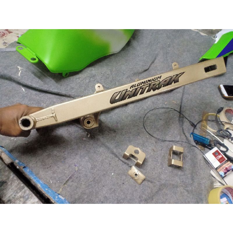 Jual Swing arm Ninja R Repaint Unitrack gold Mulus bgt baru direpaint ...