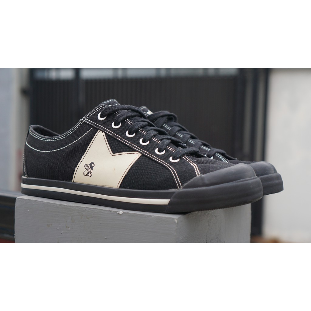 Jual Macbeth Elliot Classic Black Cement Era Tom Delonge | Shopee Indonesia