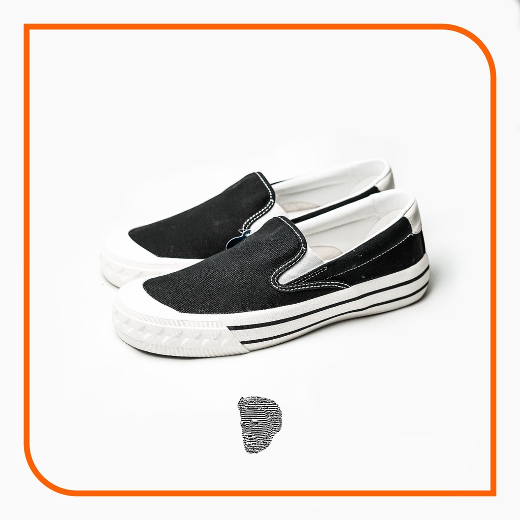 Jual COMPASS Retrograde Slip On Black | Shopee Indonesia