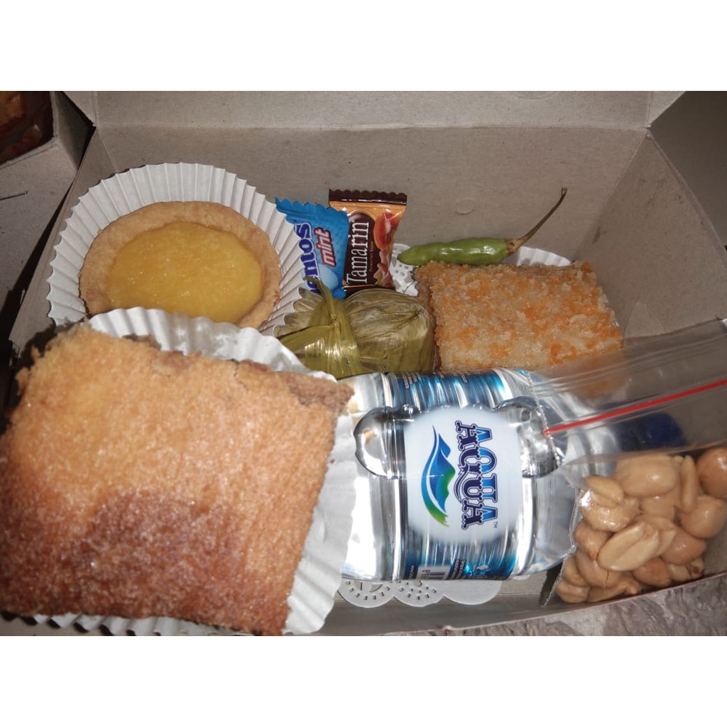 Jual Paket Kue 3 pcs + Air Minum Botol Snack Box Lengkap Kacang Bawang | Shopee Indonesia