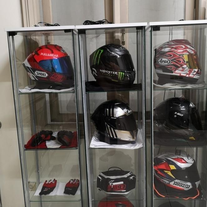 Jual Lemari Pajang 4 Helm Full Kaca Hias Pintu Bukan Plastik Pajangan ...