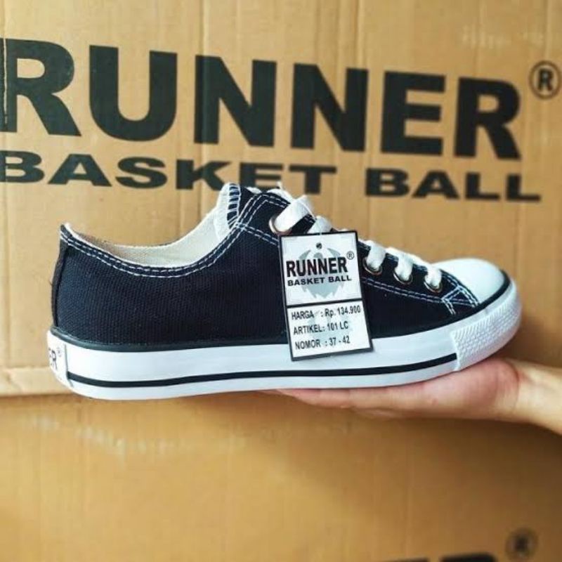 Jual SEPATU RUNNER PENDEK BASKET BALL HITAM PUTIH ORIGINAL | Shopee ...