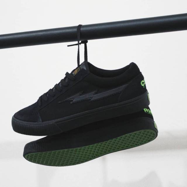 Jual Sepatu Word Division City Riot Jet Black | Shopee Indonesia