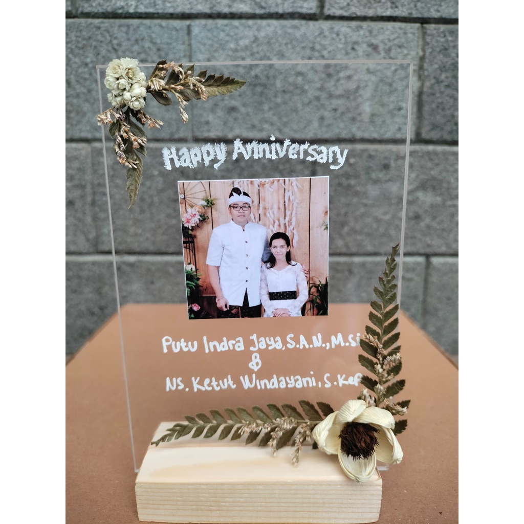 Jual Akrilik Custom Foto IKRA Florist | Akrilik Foto Stand Kayu | Kado ...