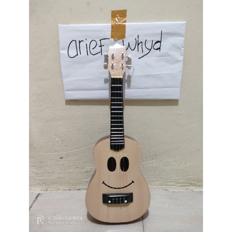 Jual ukulele/kencrung senar 4 model smile ( bonus pick ) | Shopee Indonesia