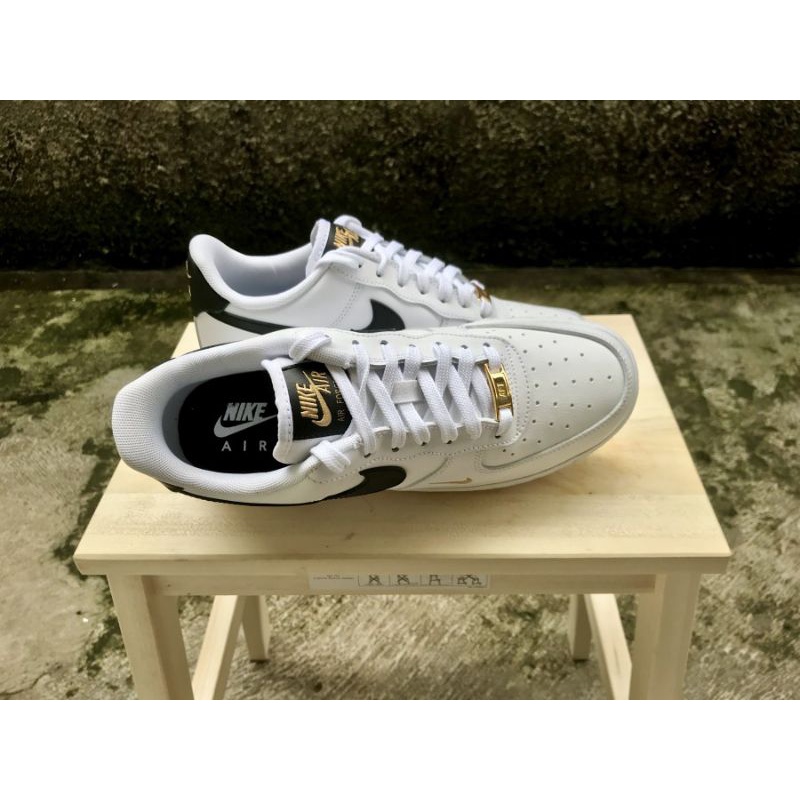 Jual Sepatu Wanita Nike Air Force 1 '07 Essential White/Black/Metallic ...
