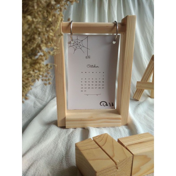 Jual Stand kayu Kalender Meja model gantung tanpa kalender bisa untuk ...