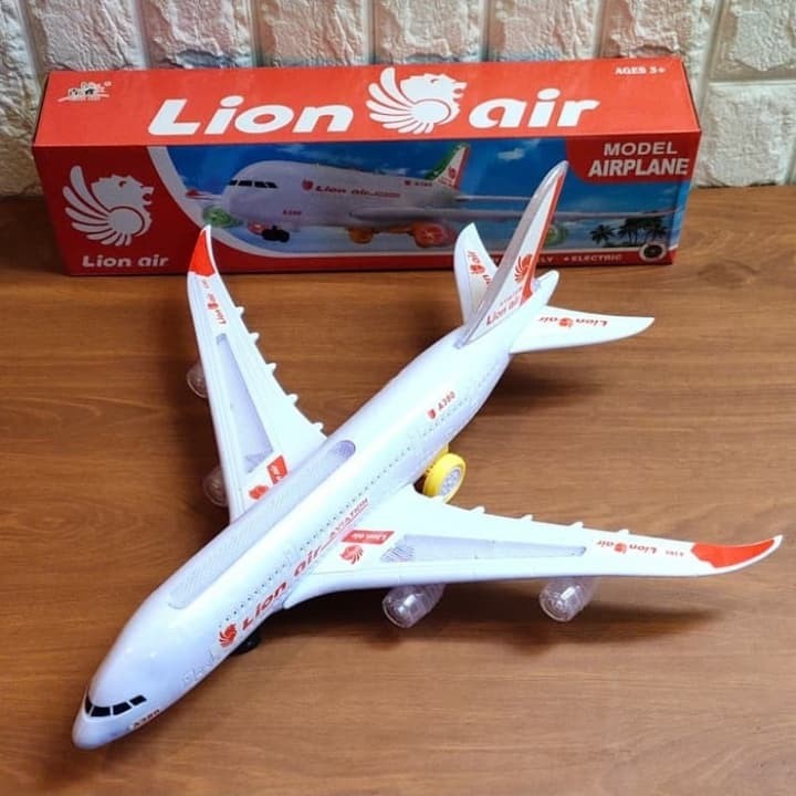 Jual Mainan Pesawat Terbang Lion Air ada Lampu Dan Suara | Shopee Indonesia