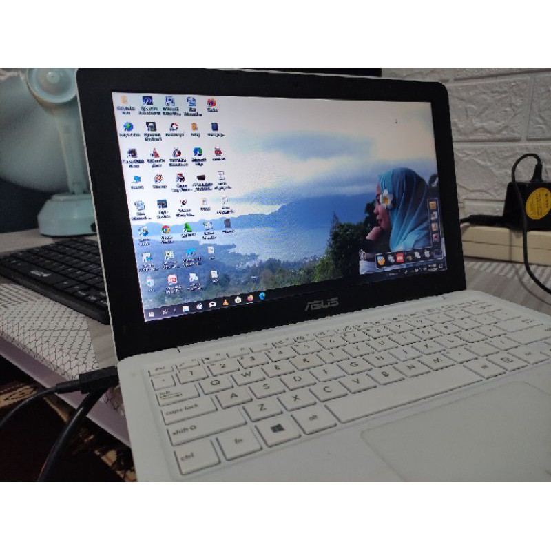 Jual Laptop Asus E202s | Shopee Indonesia