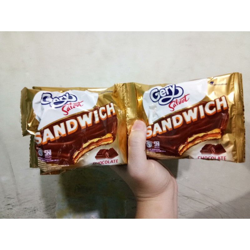 Jual gery saluut sandwich chocolate 1 renceng isi 12 pcs | Shopee Indonesia